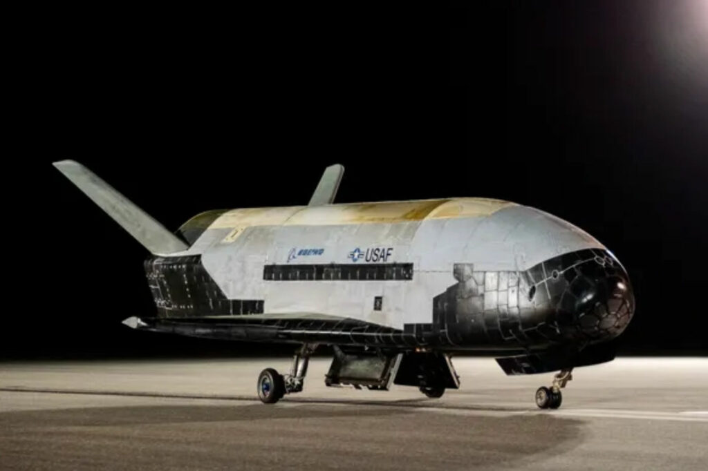 L' avion spatial américain "X-37" revient d’un vol de 2 ans et demi ...